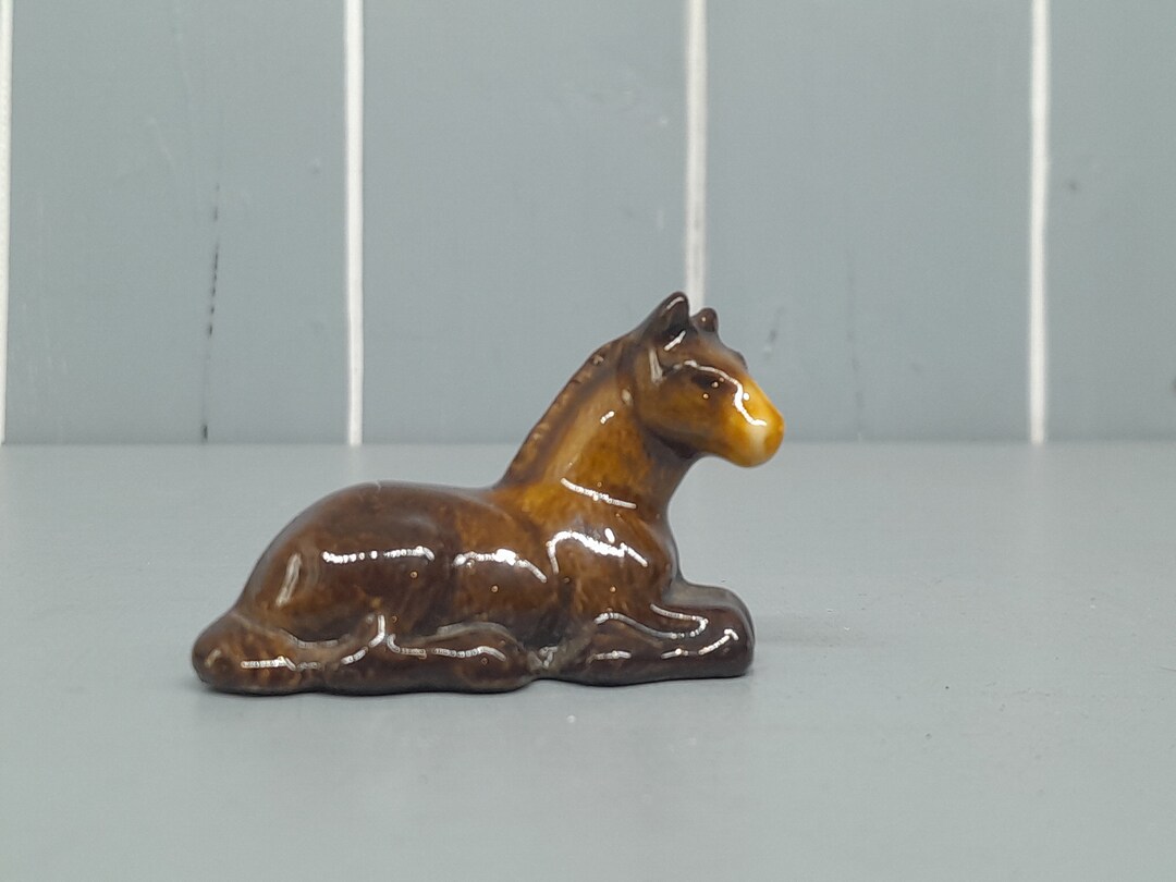 Wade Whimsie, Horse / Foal Laying Down, Vintage Wade - 5.2cm - Etsy
