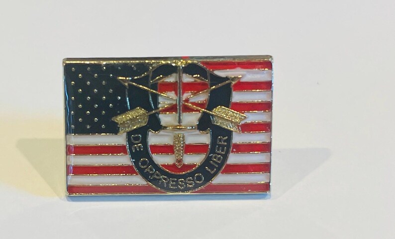US Army Special Forces Lapel Pin: De Oppresso Liber Cloisonné Badge ...