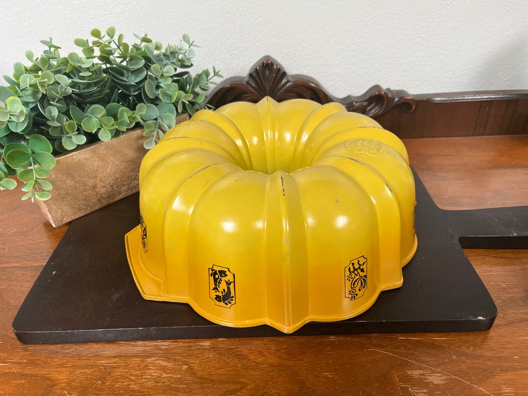 Nordic Ware Fluted Bundt Pan, Yellow and Cream, Enamel Coated, Bundt ...