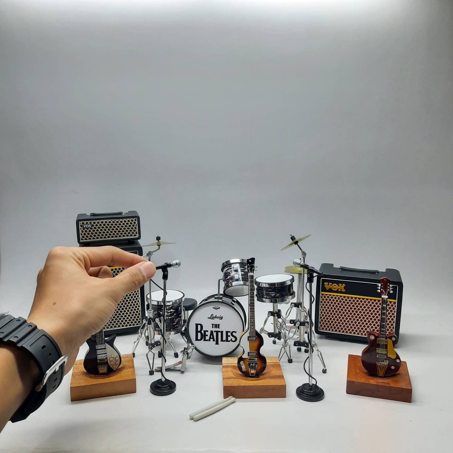 Miniature Drum Set the Beatlless Plus 3 Miniature Guitar Scala 1 : 12 ...