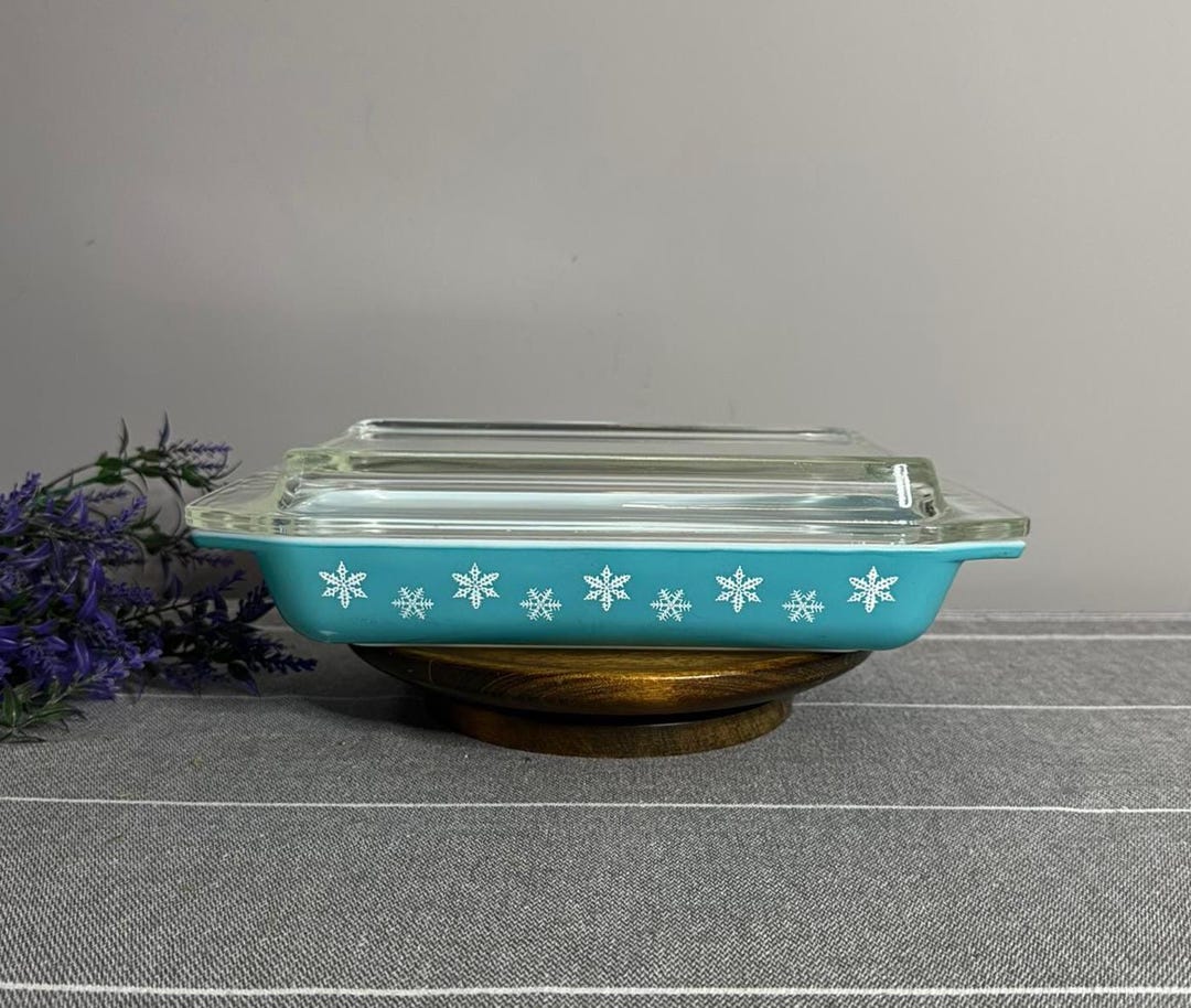 Vintage Snowflake on Turquoise Space Saver Casserole With Lid 548-B ...