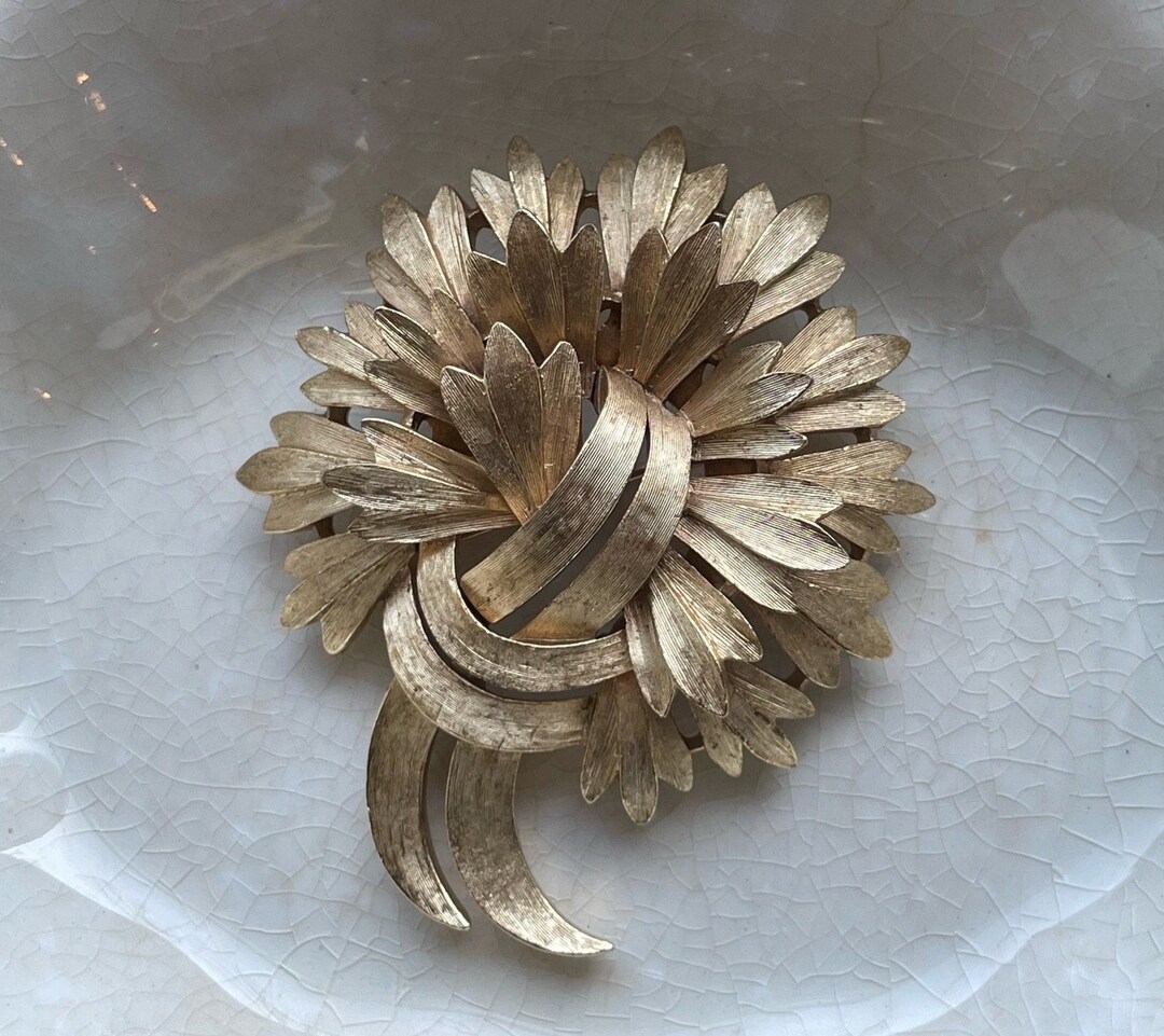 Belle broche vintage en ruban floral doré brossé Trifari - Etsy France