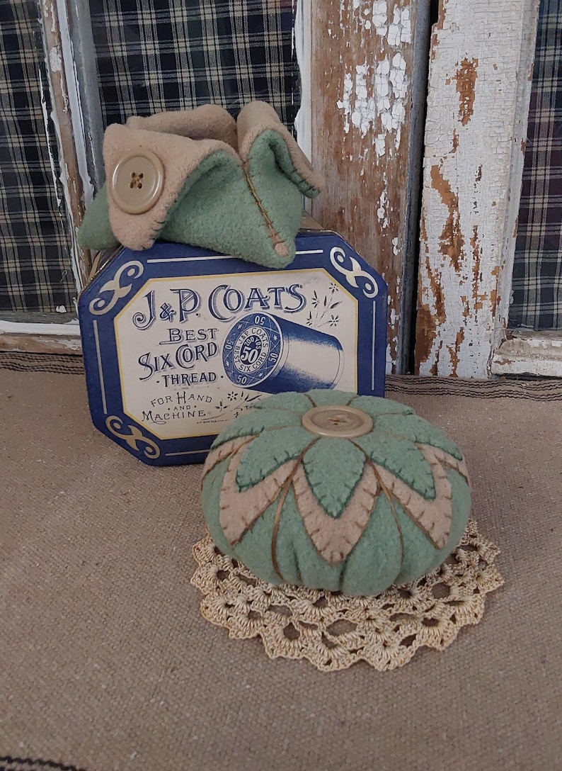 Pin Keep and Snippet Bowl Set/ Upcycled Wool/ Crushed Walnut Shells - Etsy