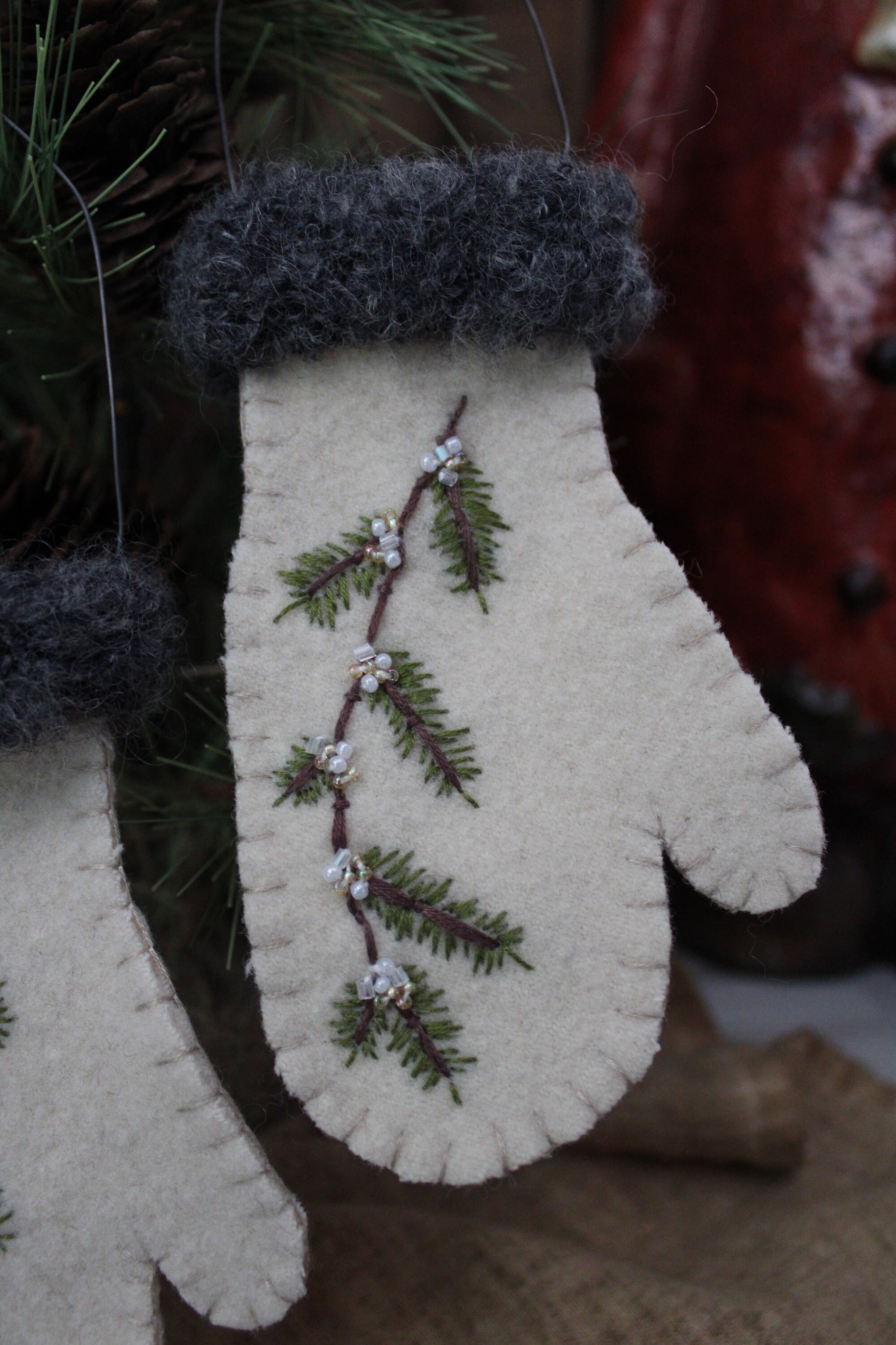 Hand Embroidered Mitten/ Ornament/ Accent/ Holidays - Etsy