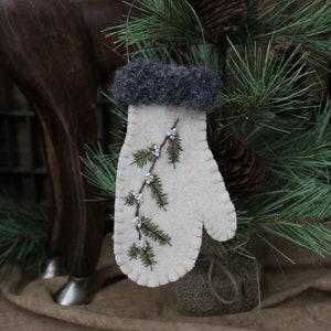 Hand Embroidered Mitten/ Ornament/ Accent/ Holidays - Etsy