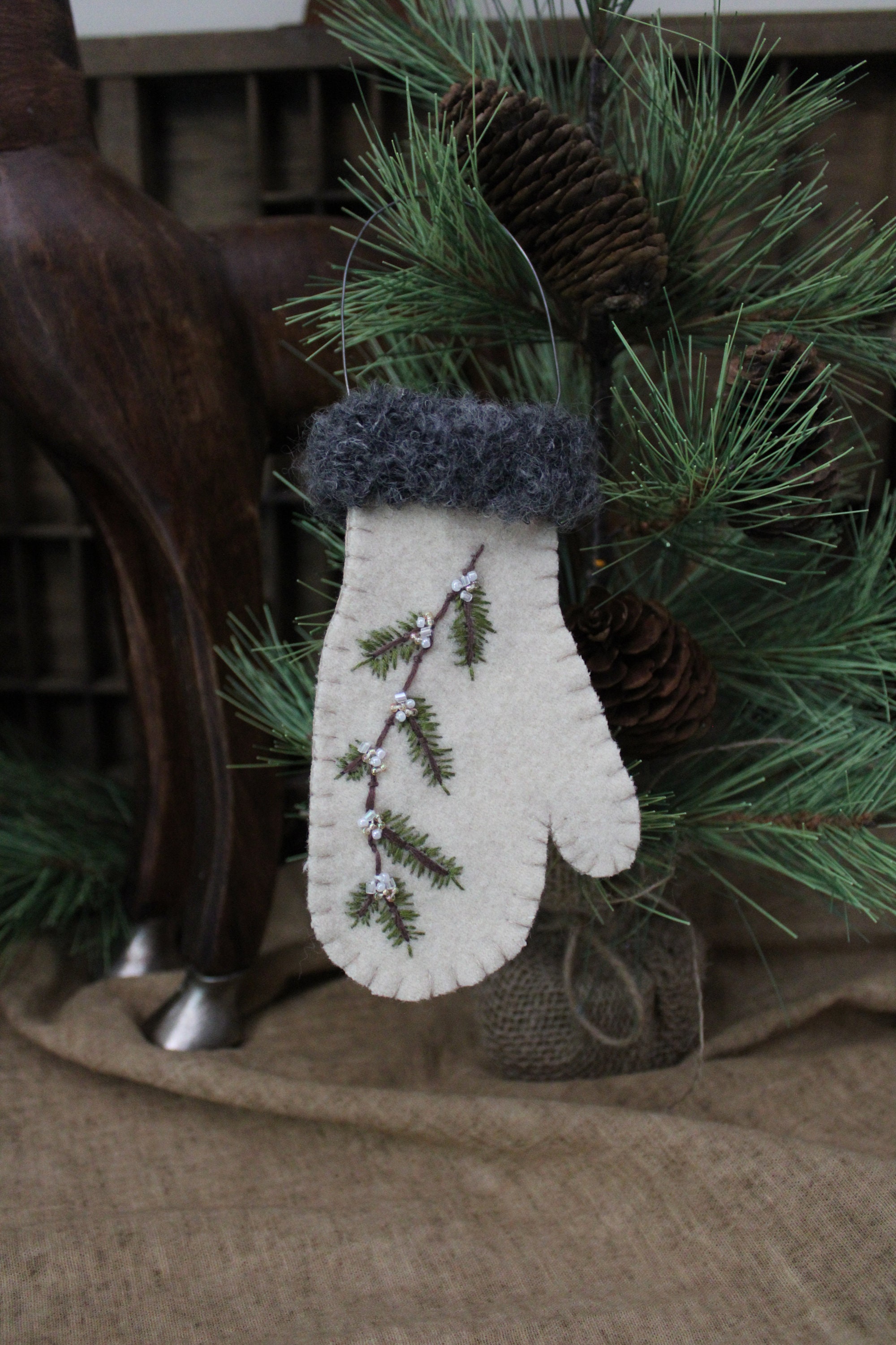 Hand Embroidered Mitten/ Ornament/ Accent/ Holidays - Etsy