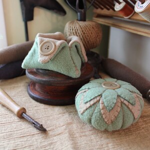 Pin Keep and Snippet Bowl Set/ Upcycled Wool/ Crushed Walnut Shells - Etsy