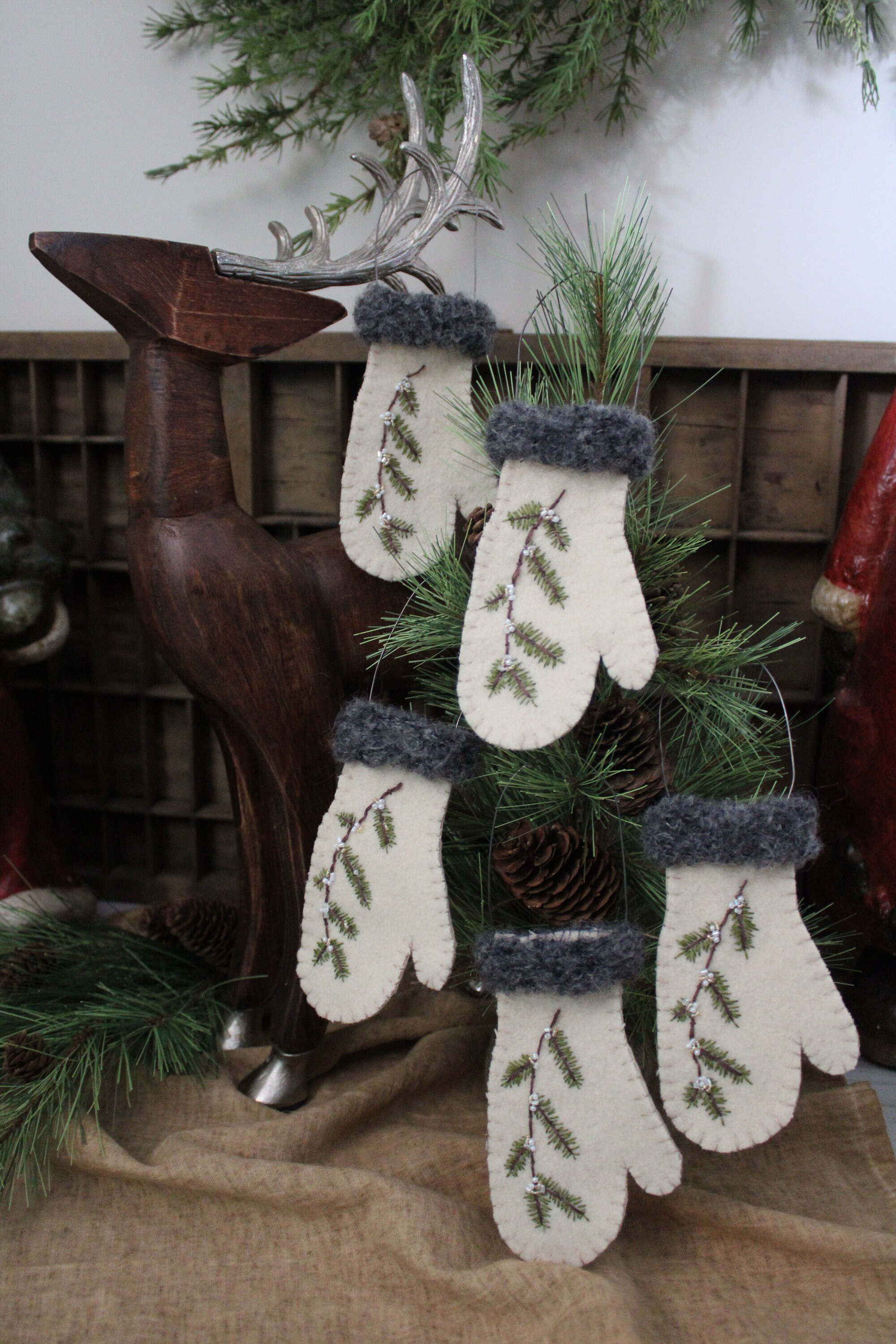 Hand Embroidered Mitten/ Ornament/ Accent/ Holidays - Etsy