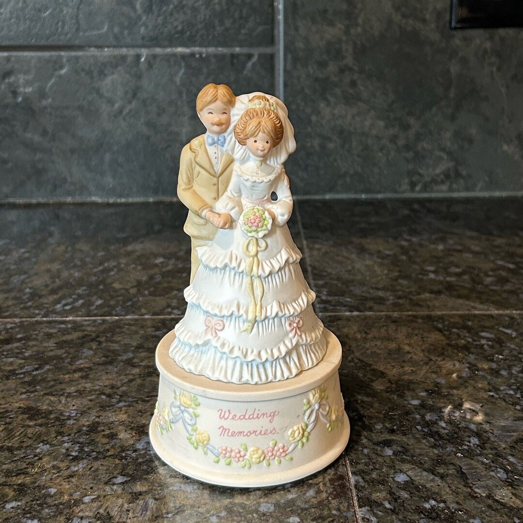 Bride and Groom Music Box: Plays Wedding March (7"x4") - Etsy