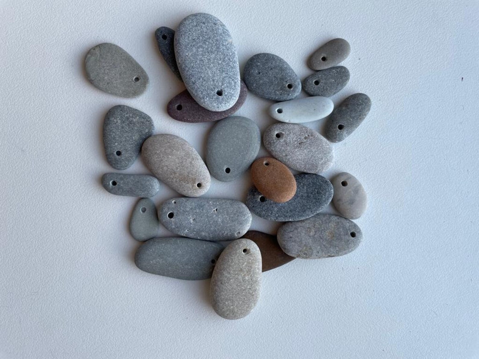 Top Drilled Sea Pebbles 30pcs. Flat Beach Stones With Hole. Ideas for ...