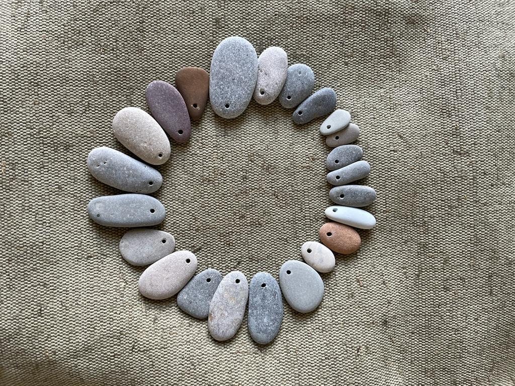 Top Drilled Sea Pebbles 30pcs. Flat Beach Stones With Hole. Ideas for ...
