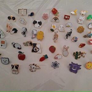 Random Badges 10-50PCS , Personalized Pins, Cartoon Clothes & Bag ...