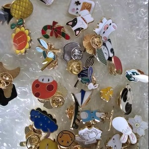 Random Badges 10-50PCS , Personalized Pins, Cartoon Clothes & Bag ...