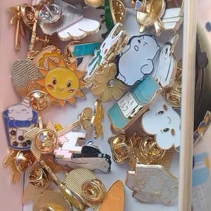 Random Badges 10-50PCS , Personalized Pins, Cartoon Clothes & Bag ...