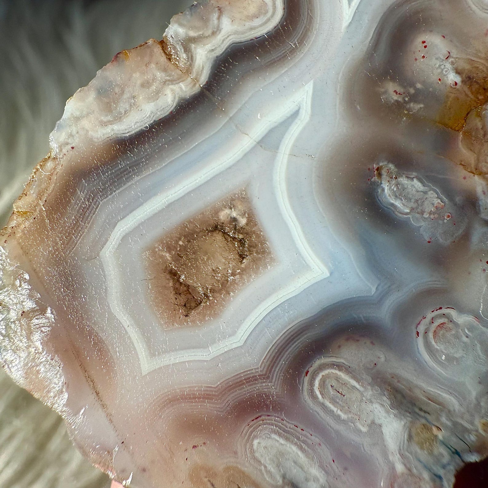 Ágata de veta marroquí semicruda con cuarzo druzy / Ágata de veta ...