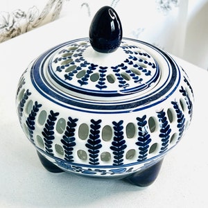 Vintage Blue and White BOMBAY Covered Potpourri Dish. Blue and White ...