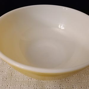 Pyrex Mixing Bowl 404 Yellow Primary Colors Classic 4 Quart Mixing Bowl ...