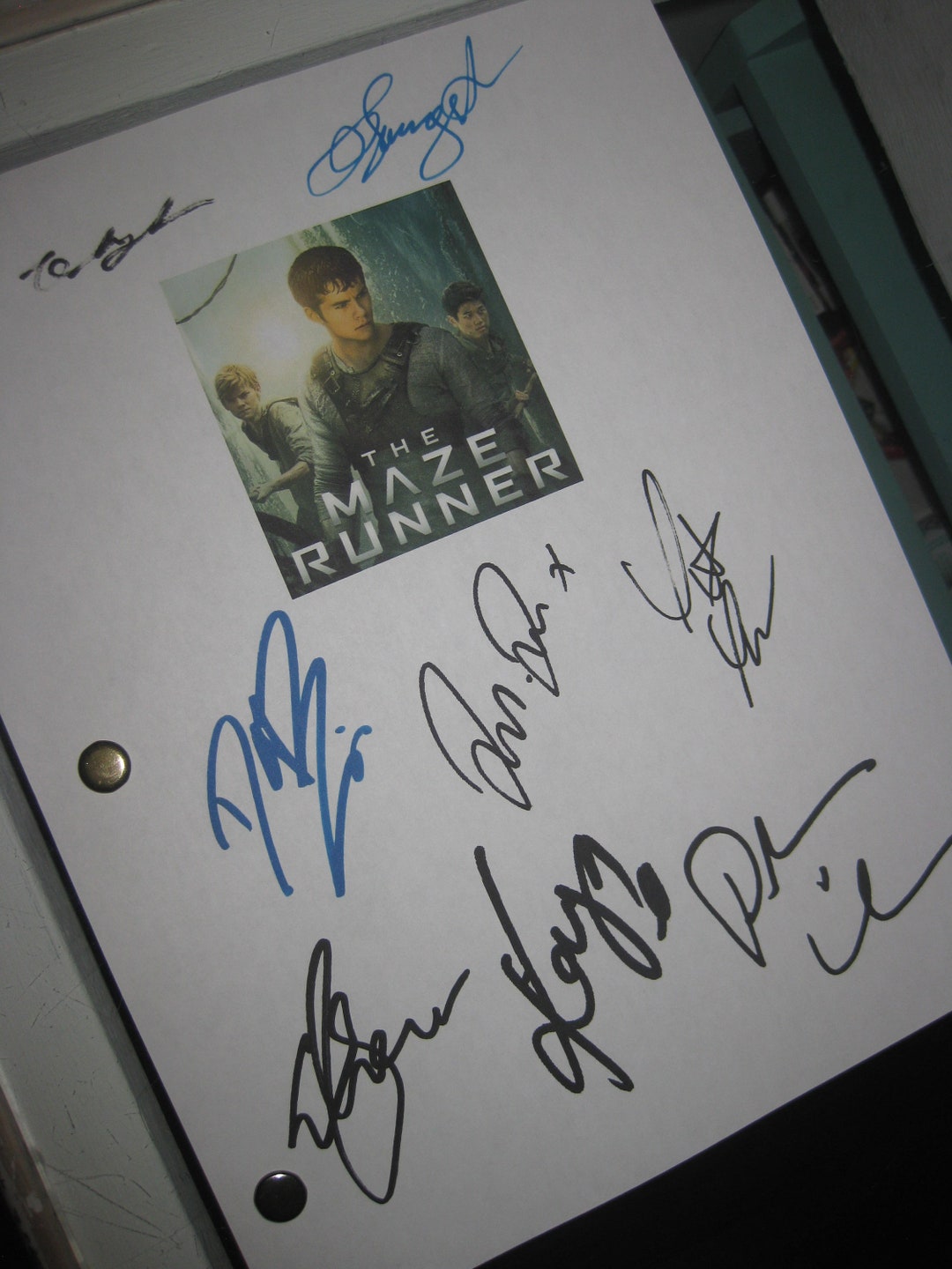 The Maze Runner Signed Film Movie Script Screenplay X8 Dylan O'brien ...