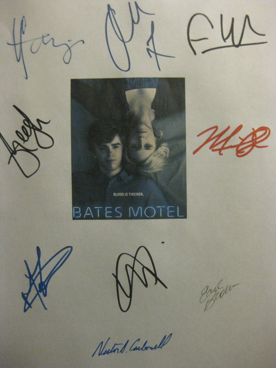 Bates Motel Signed TV Pilot Screenplay Script X9 Autograph Vera Farmiga ...
