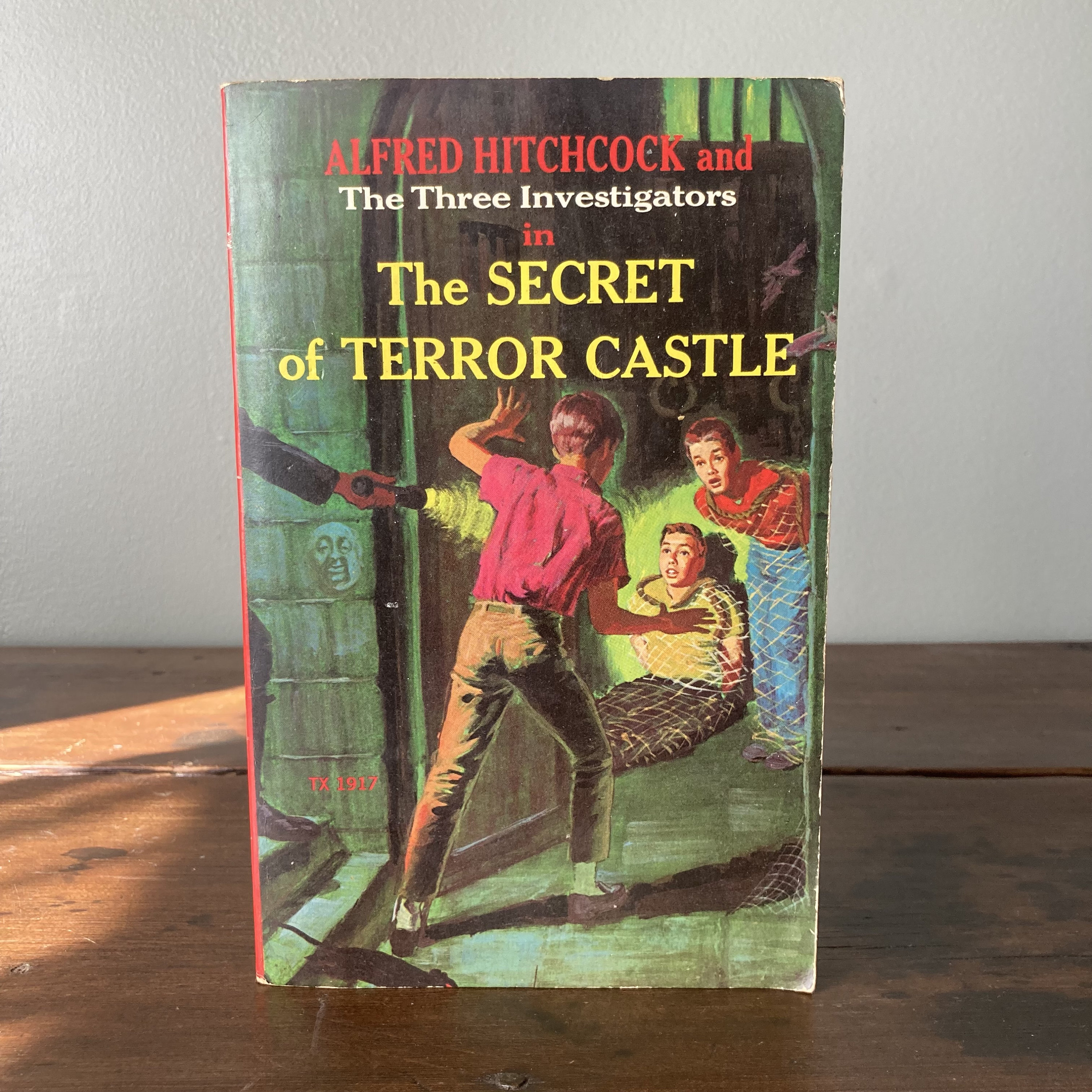 1964 the Secret of Terror Castle Paperback / Vintage Alfred Hitchcock ...