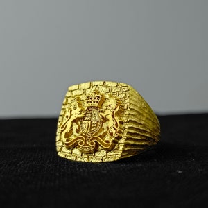 United Kingdom Coat of Arms and the British Royal Crown Coat of Arms ...