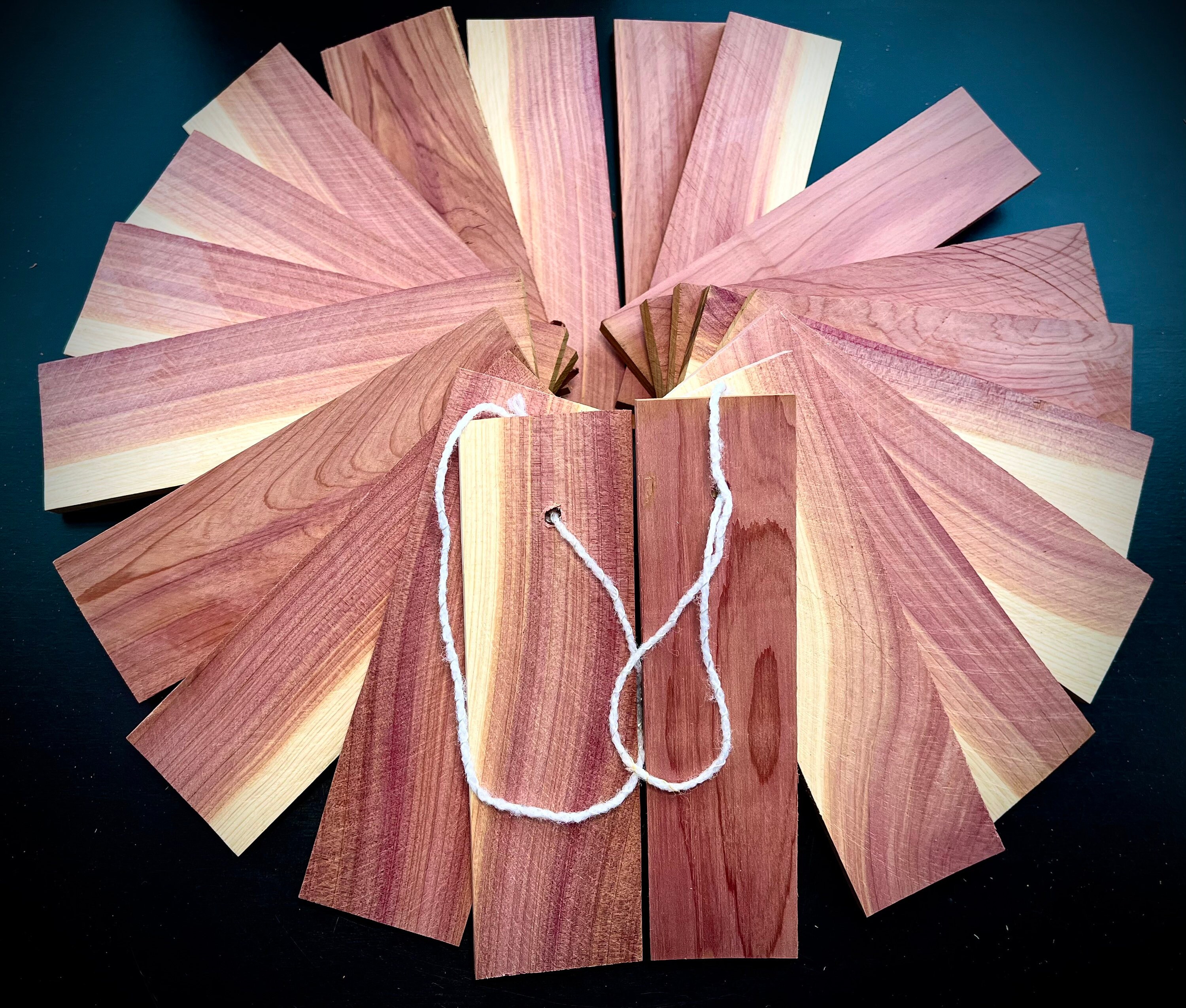 Twenty 20 Aromatic Cedar Wood Blocks for Clothes Storage, Deodorizing ...