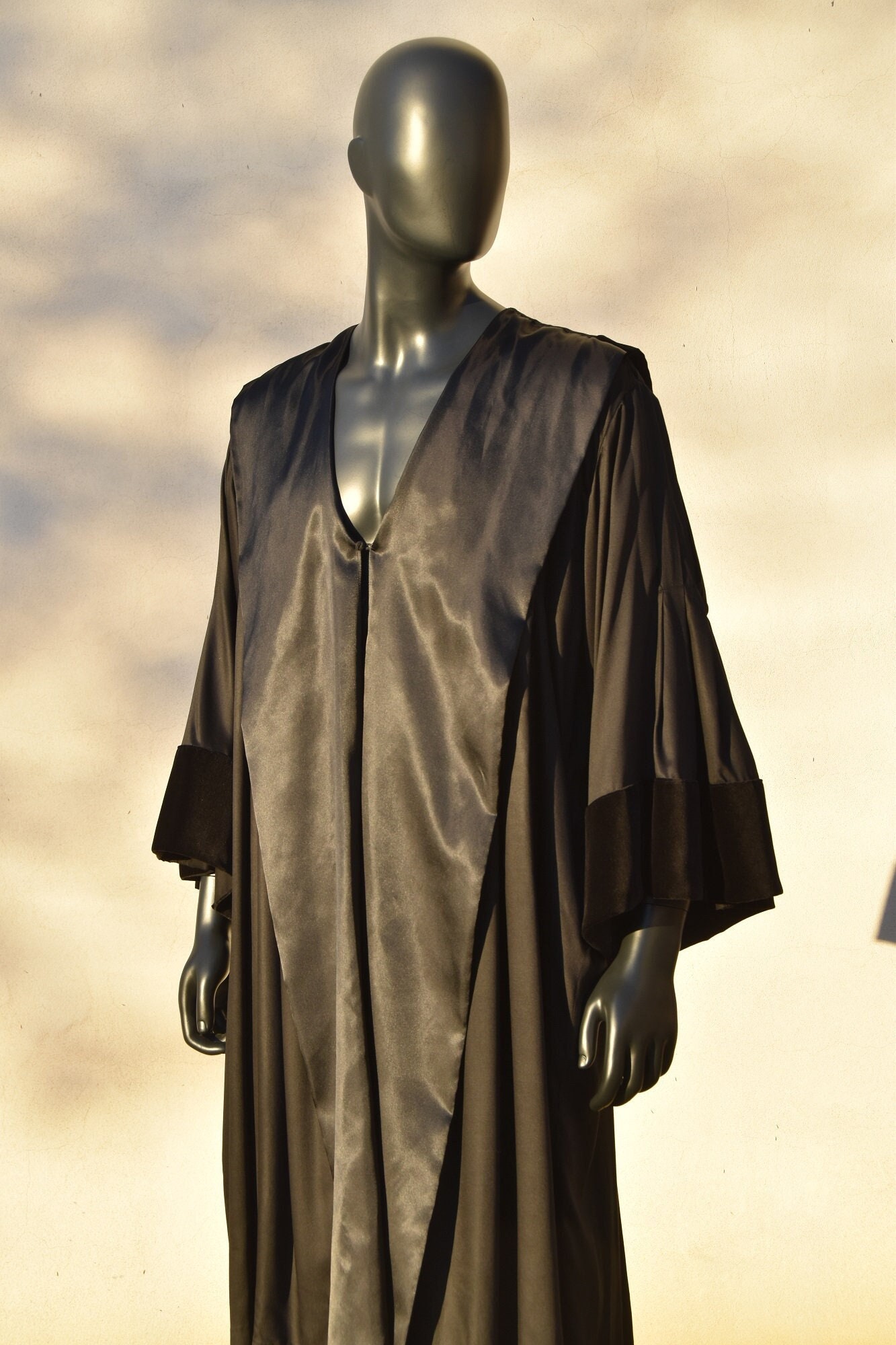 Lawyer Robe With Folds. Dress Lawyers. Dress for Graduation in Law and ...