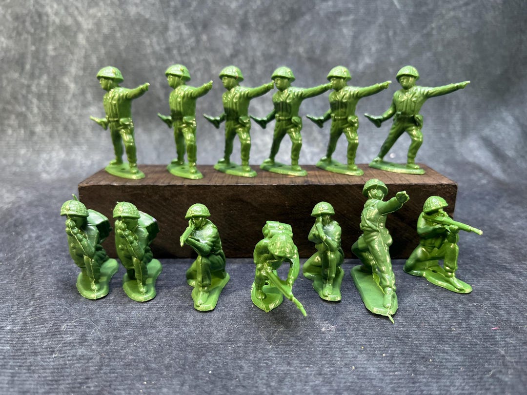 Lot of 13 Vintage Plastic Soldiers Figurines. 1960’s - Etsy