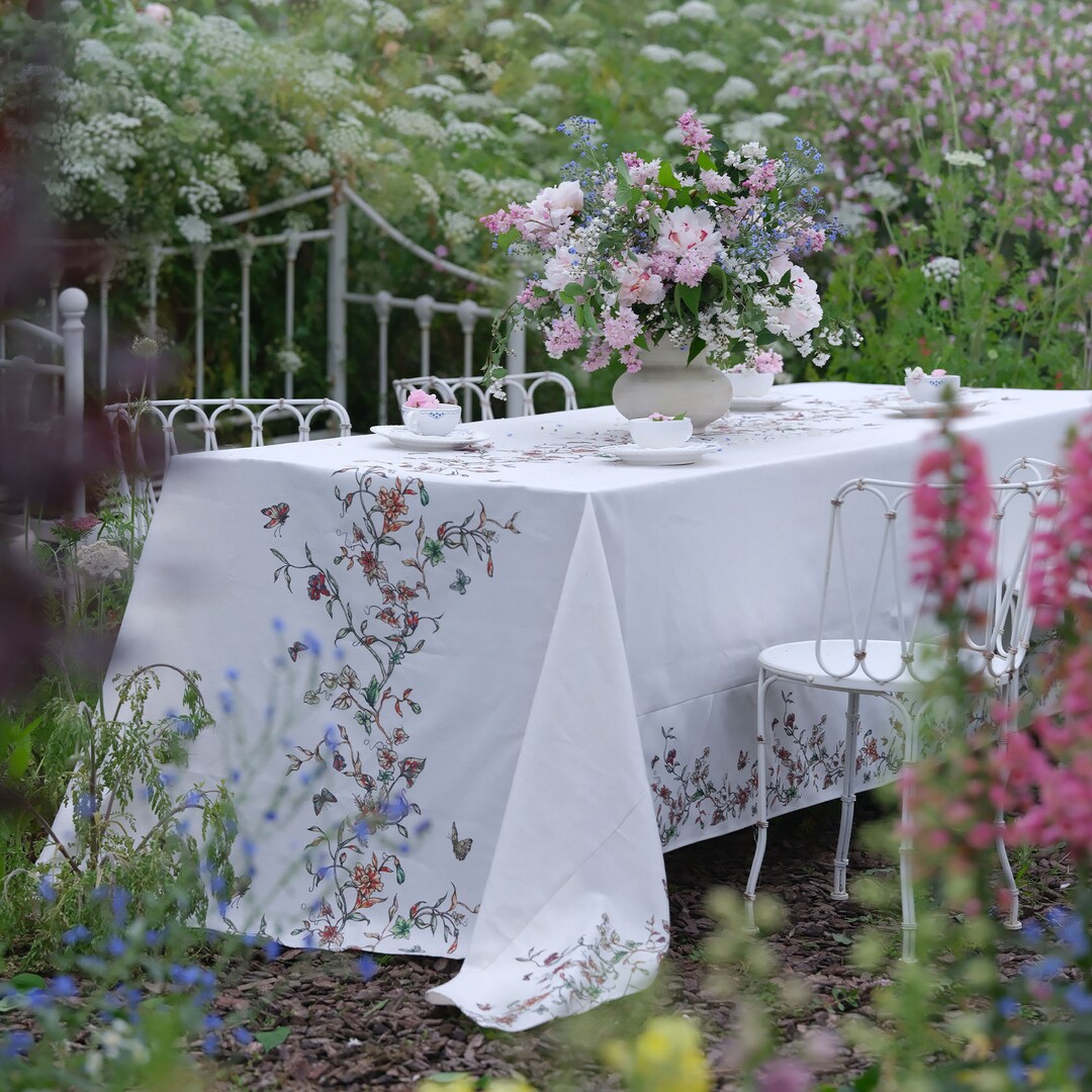 Elegant Floral Tablecloth, Trendy Home Gift for Spring Collection ...