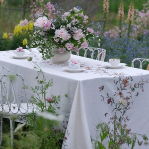 Elegant Floral Tablecloth, Trendy Home Gift for Spring Collection ...