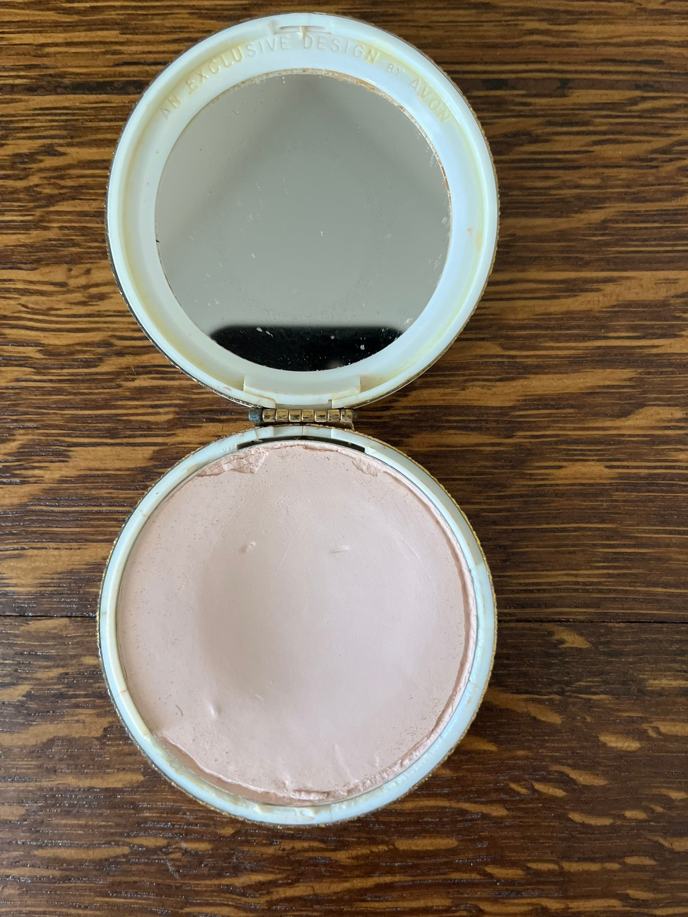 Vintage Avon Compact Cameo Refillable Company 1960's Avon Women's ...