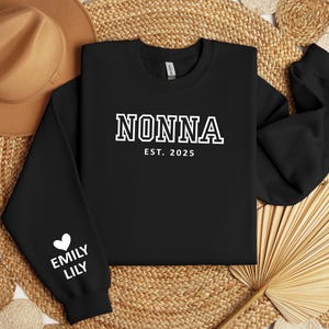 Personalized Nonna Est 2025 Sweatshirt, Nonna Christmas Gift, Nonna Sweatshirt With Kids Names ...