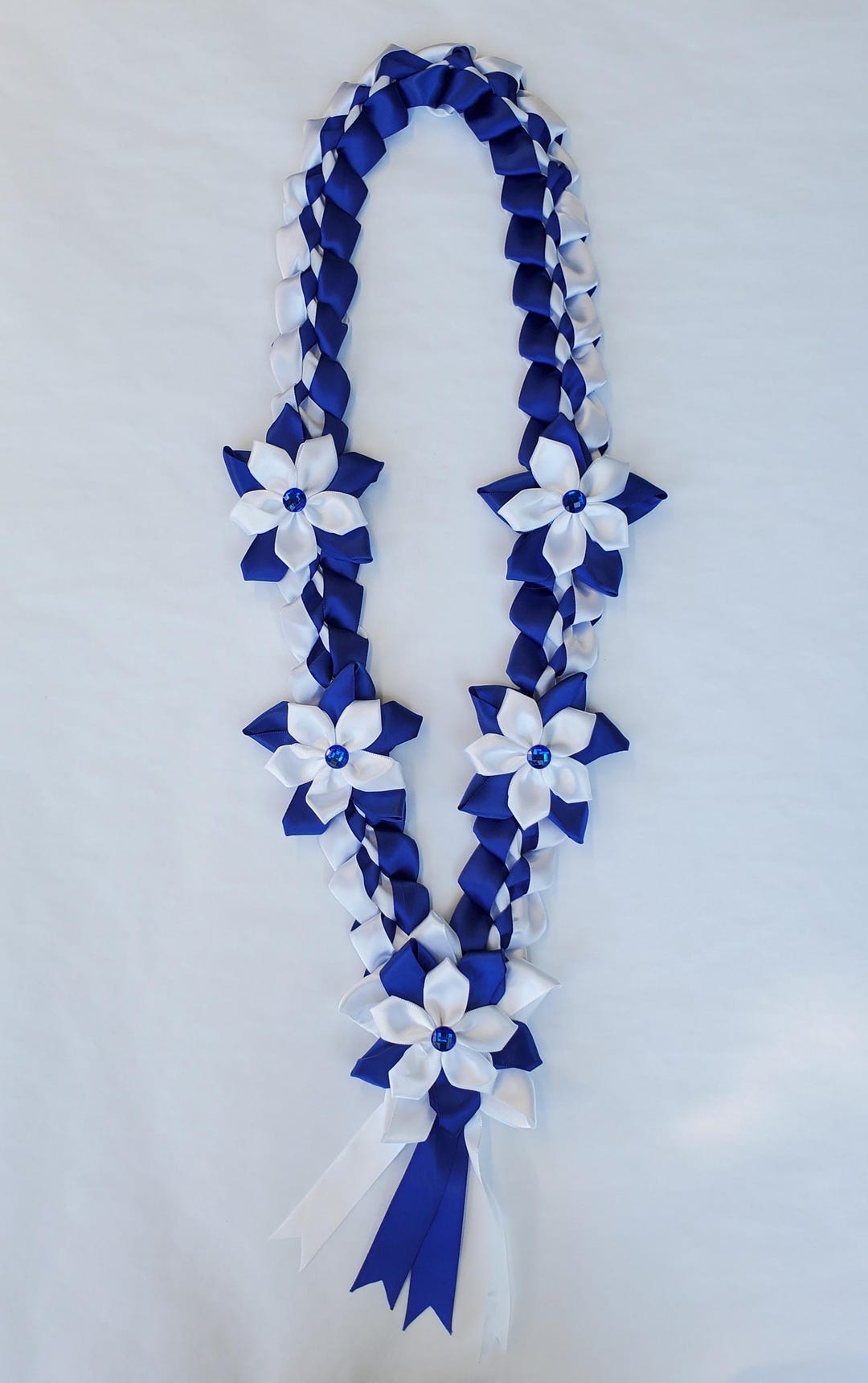 Closed-end Graduation Lei in White and Royal Blue. Suitable for Middle ...