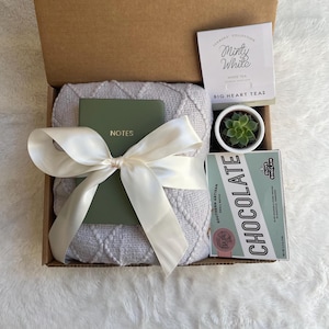 Classy Gift Box for Women - Cozy Gift Box With Blanket, Socks, Candle ...