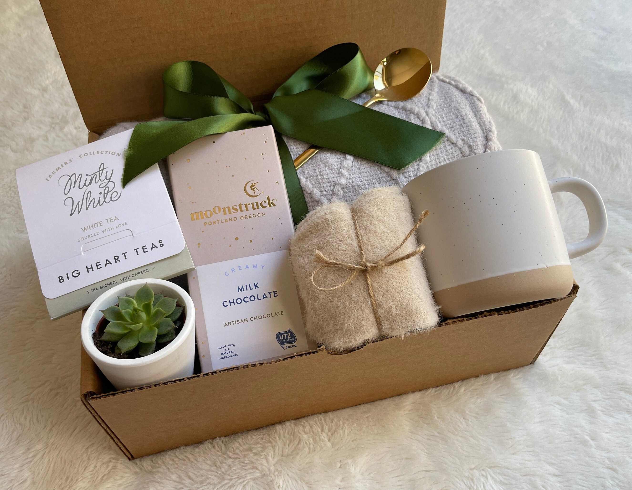 Classy Gift Box for Women - Cozy Gift Box With Blanket, Socks, Candle ...