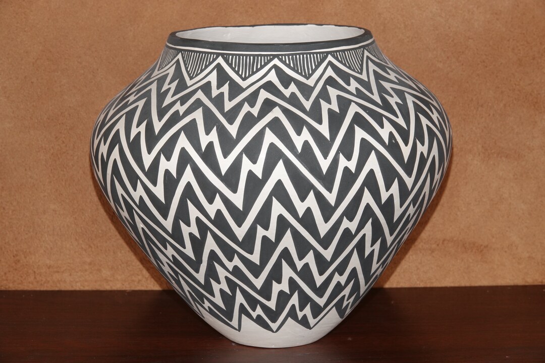 Large Acoma Zig-zag Lightning Pot, by Katherine Victorino 7.75" Tall, 8 ...