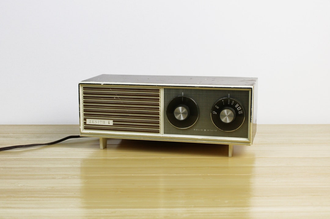 Vintage Zenith Solid State AM Radio 12 AMP Model B-214W Hong Kong ...