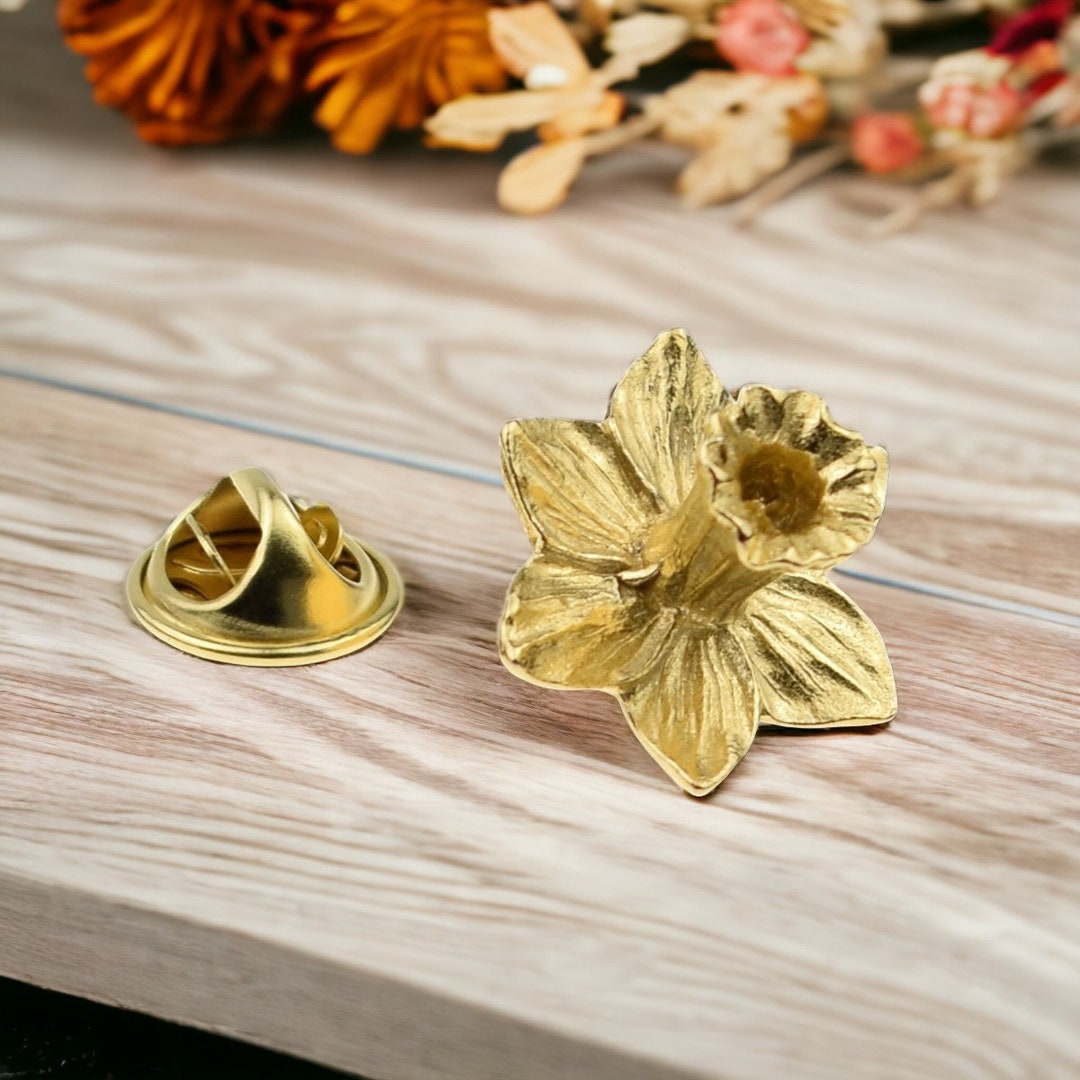 Welsh Daffodil Gold Plated Lapel Pin Badge - Elegant and Symbolic ...