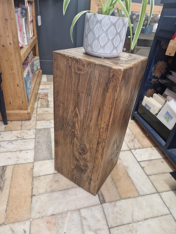 Pillar end table with storage store