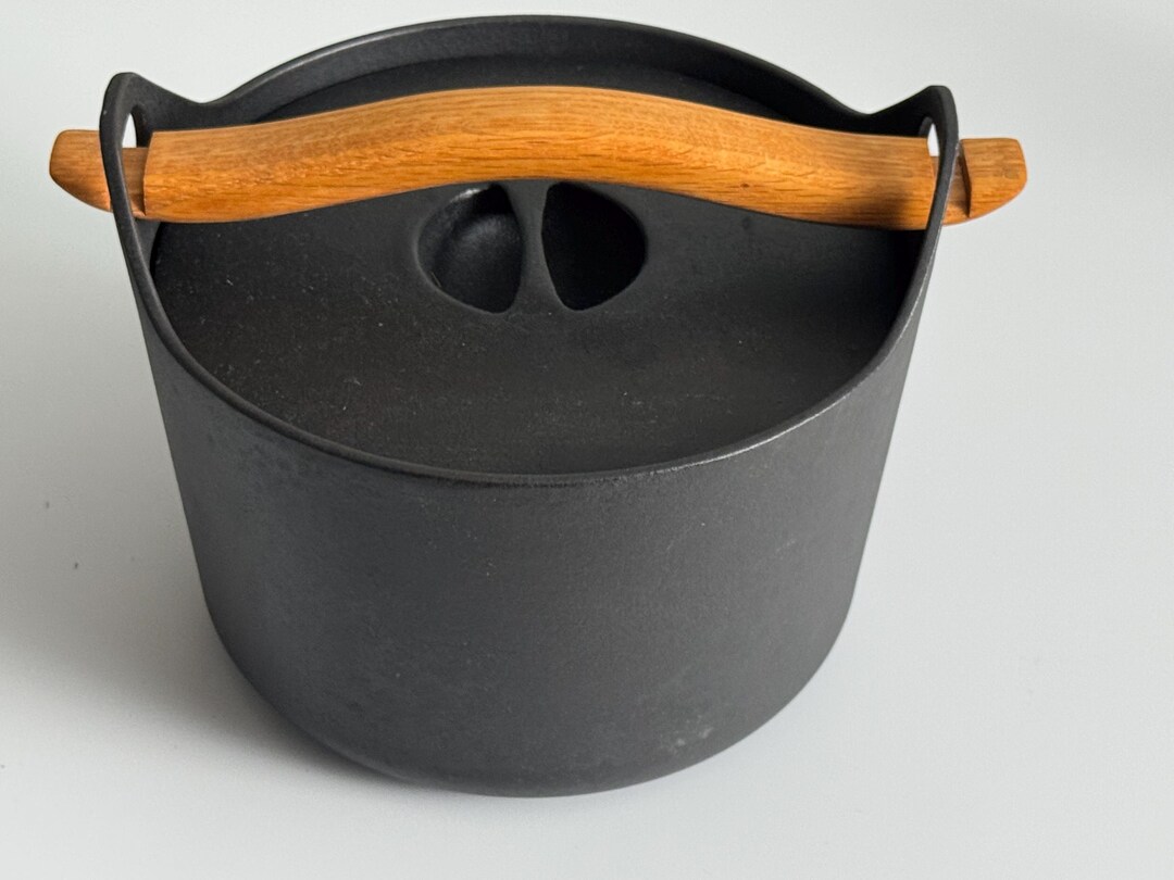 Iittala Sarpaneva 3-quart Cast Iron Casserole With Wooden Handle - Etsy
