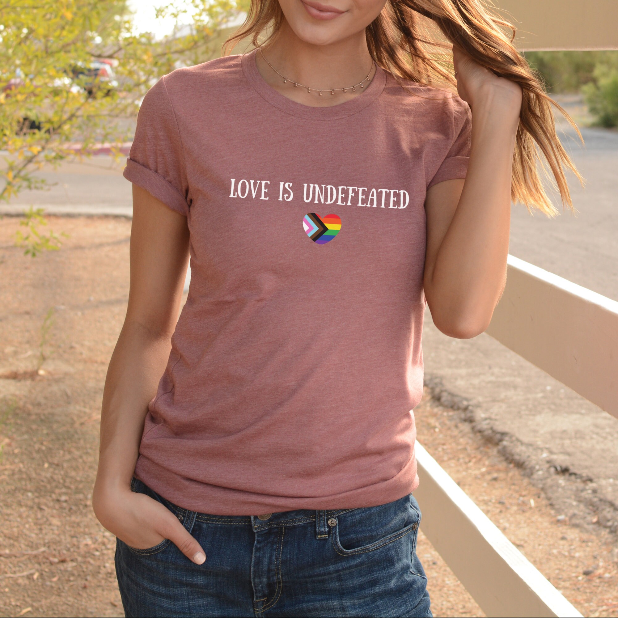 Camiseta de corazón con orgullo "El amor es invencible": regalo para ...