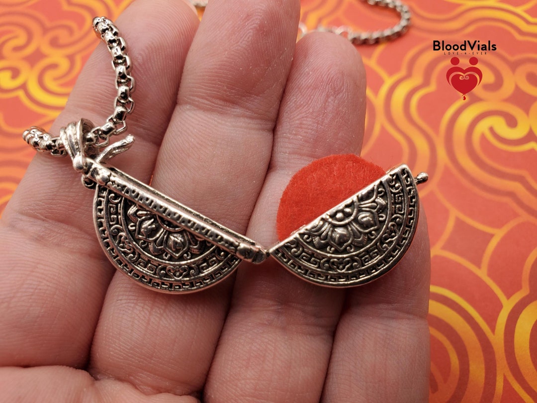 1 Medallion Blood Smear Locket 23.5" Chain Necklace & Anticoagulant - Etsy