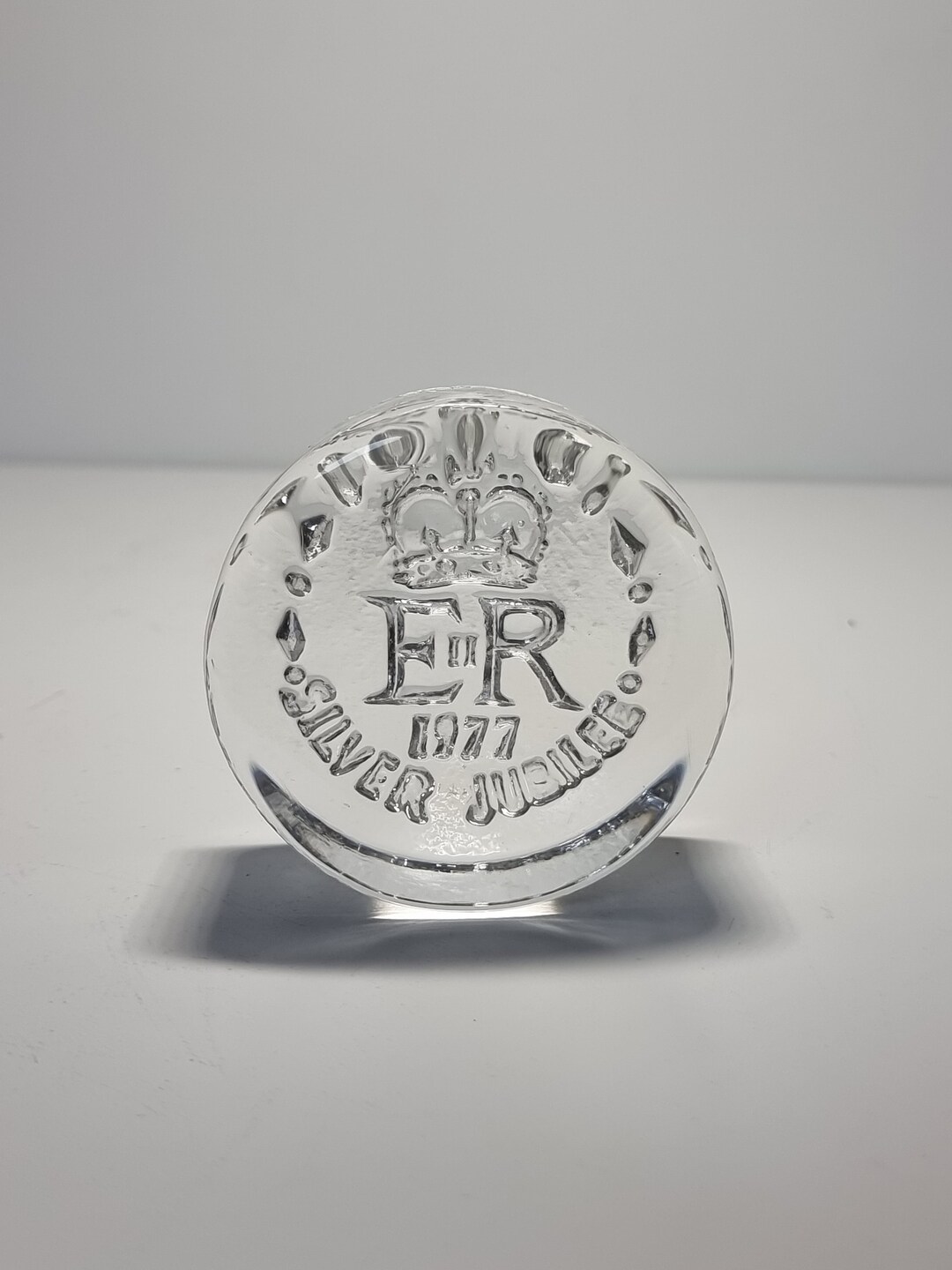 Vintage ER 1977 Silver Jubilee Glass Paperweight Queen Elizabeth II ...