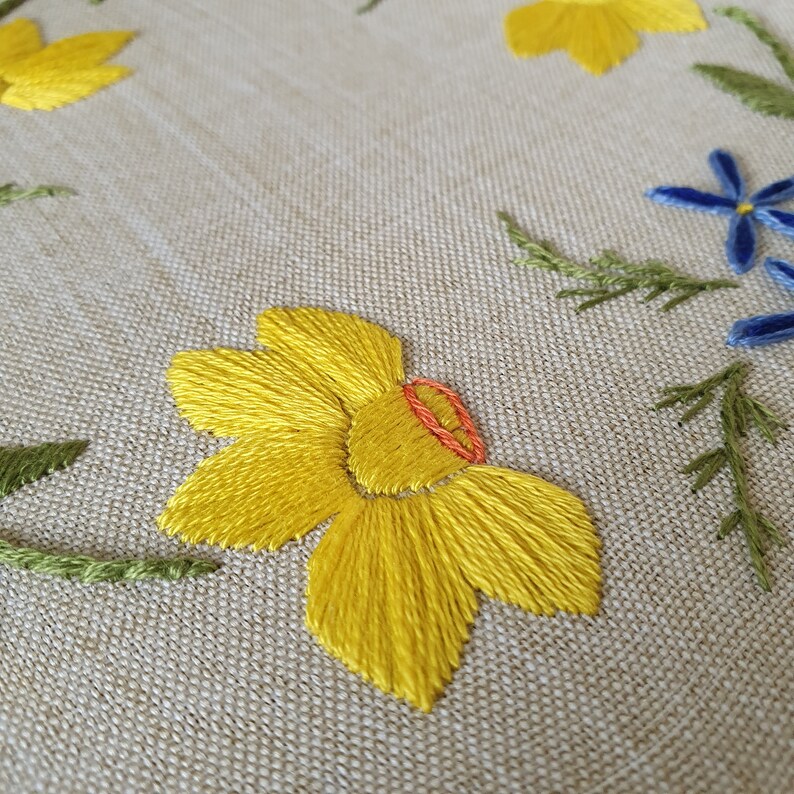 Yellow Daffodils Wreath Hand Embroidery, Spring Flowers Pattern DIY ...