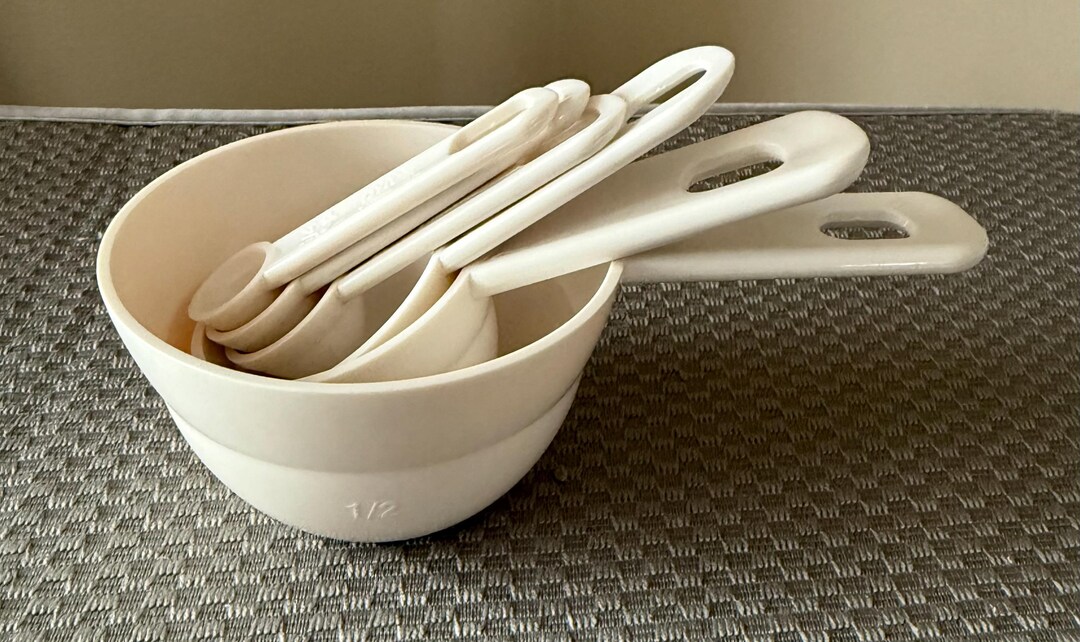 Vintage Group of Pyrex Measuring Cups & Spoons - Etsy