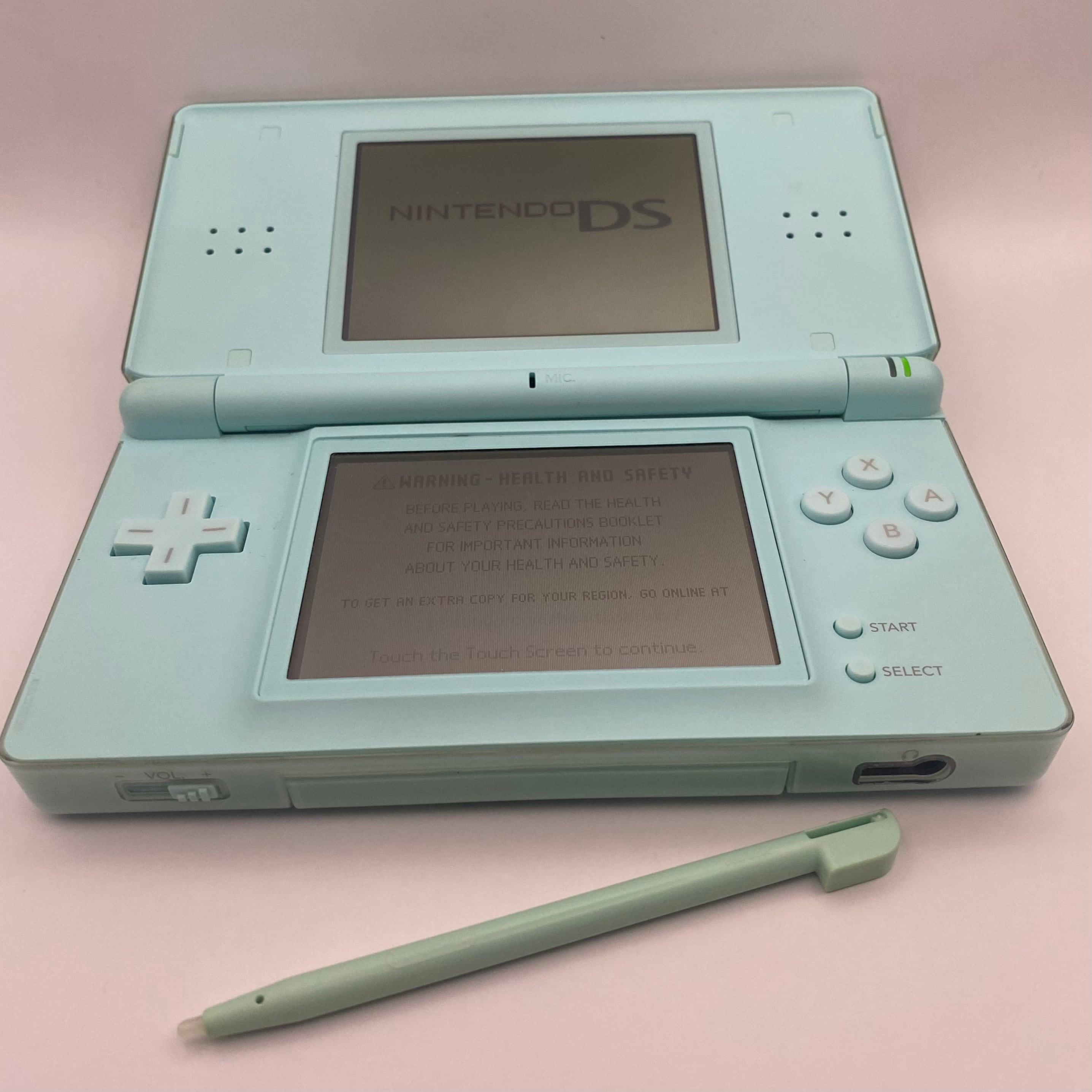 Nintendo DS in Silver/Black w/ Extras (READ) - munimoro.gob.pe