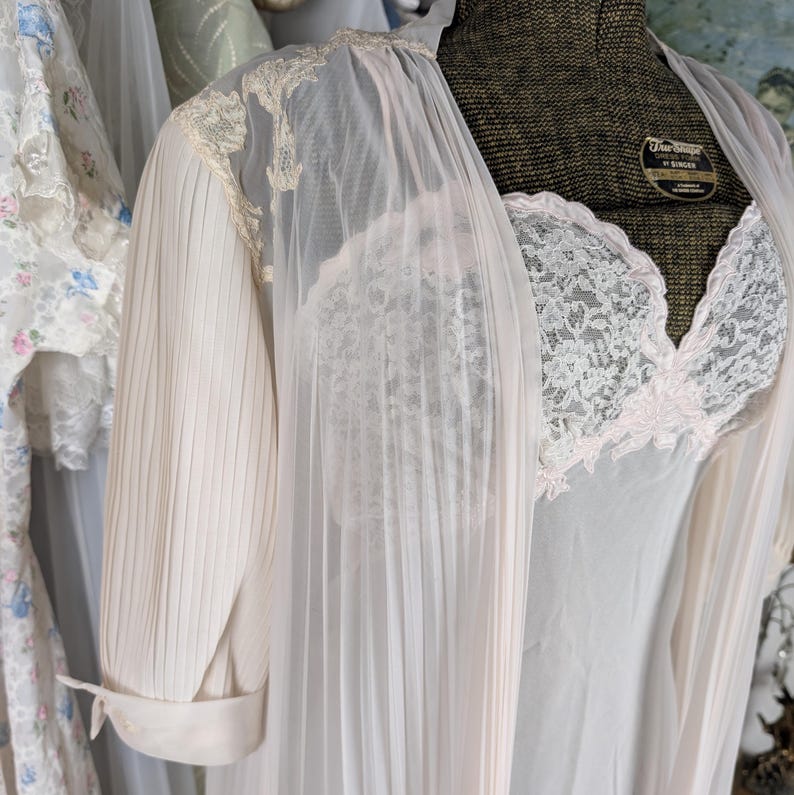 Vintage Blush Pink Peignoir Set From the 1940s and 50s by Saab and ...