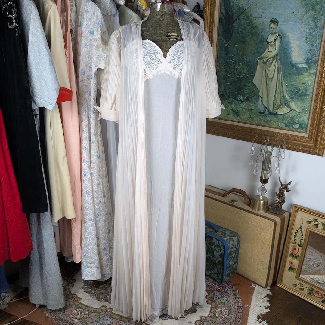 Vintage Blush Pink Peignoir Set From the 1940s and 50s by Saab and ...