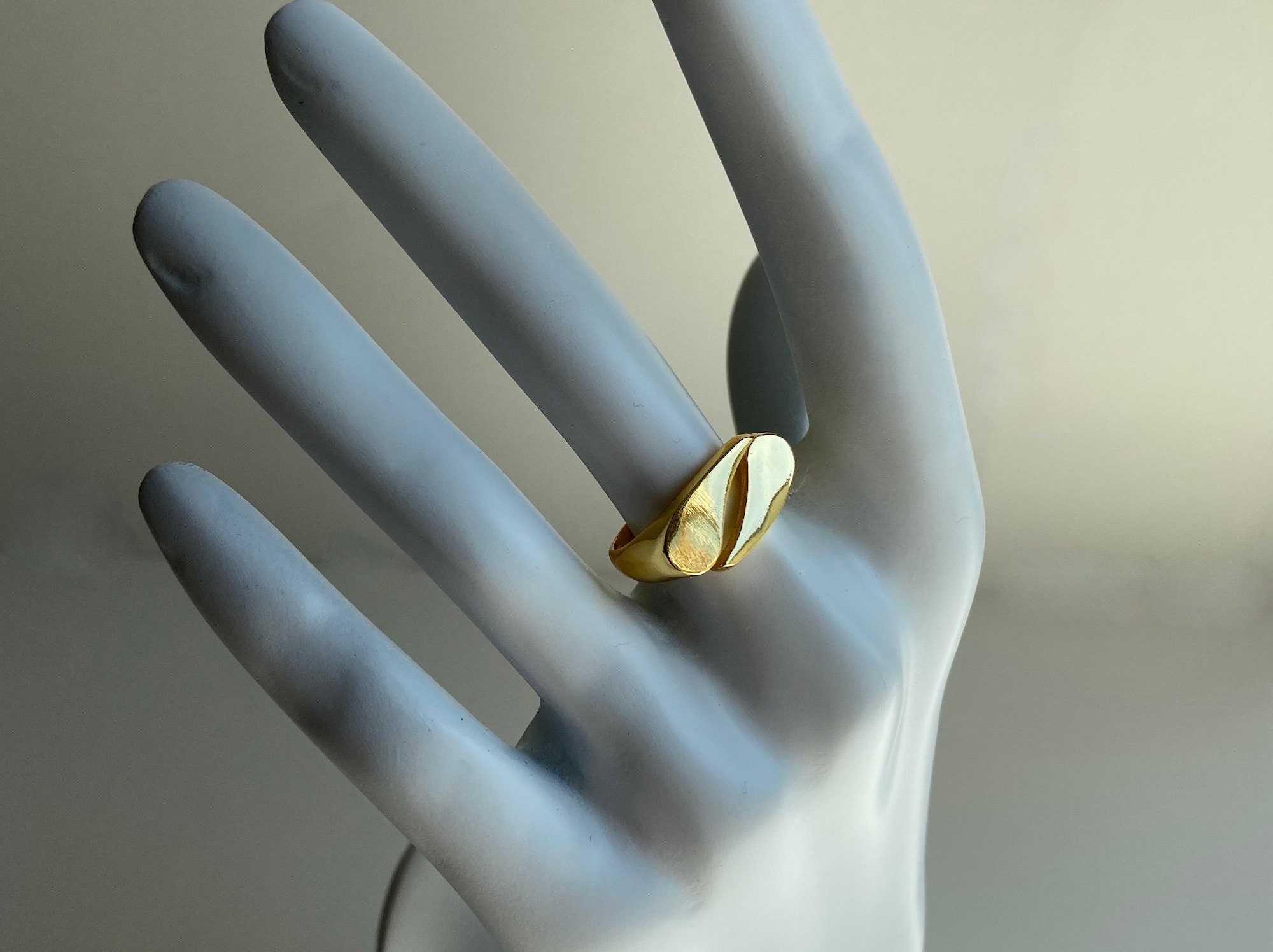 Yin & Yang Signet Ring Awakened Glam for Her and Him Stylish Signet ...