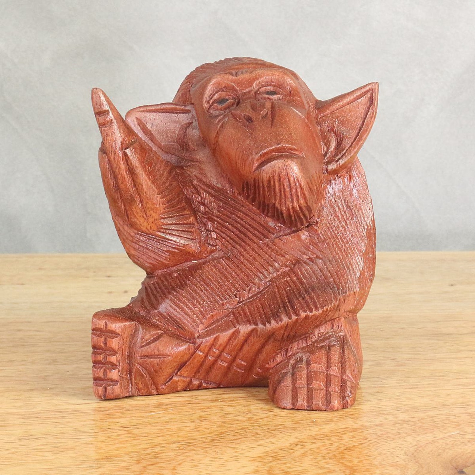 Affe aus Holz Figur Skulptur Affenskulptur Mittelfinger Stinkefinger ...